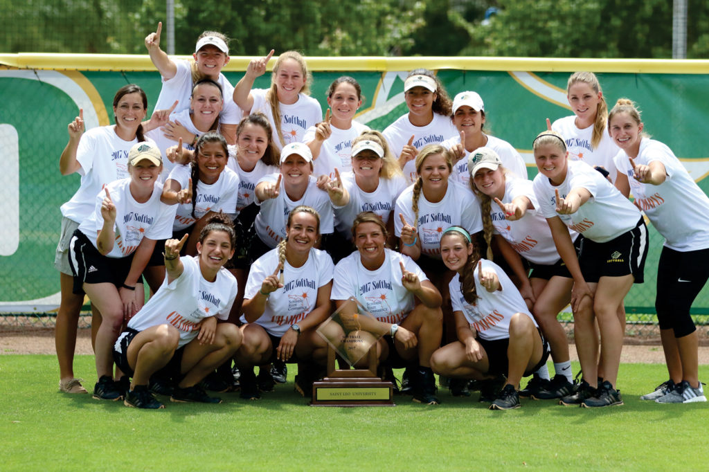 Softball-team - Spirit Magazine